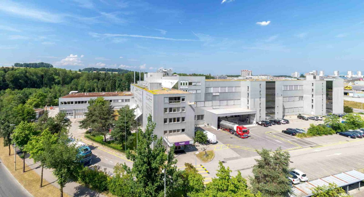 Elematic 1001 SL sideload case packer at Toblerone's factory