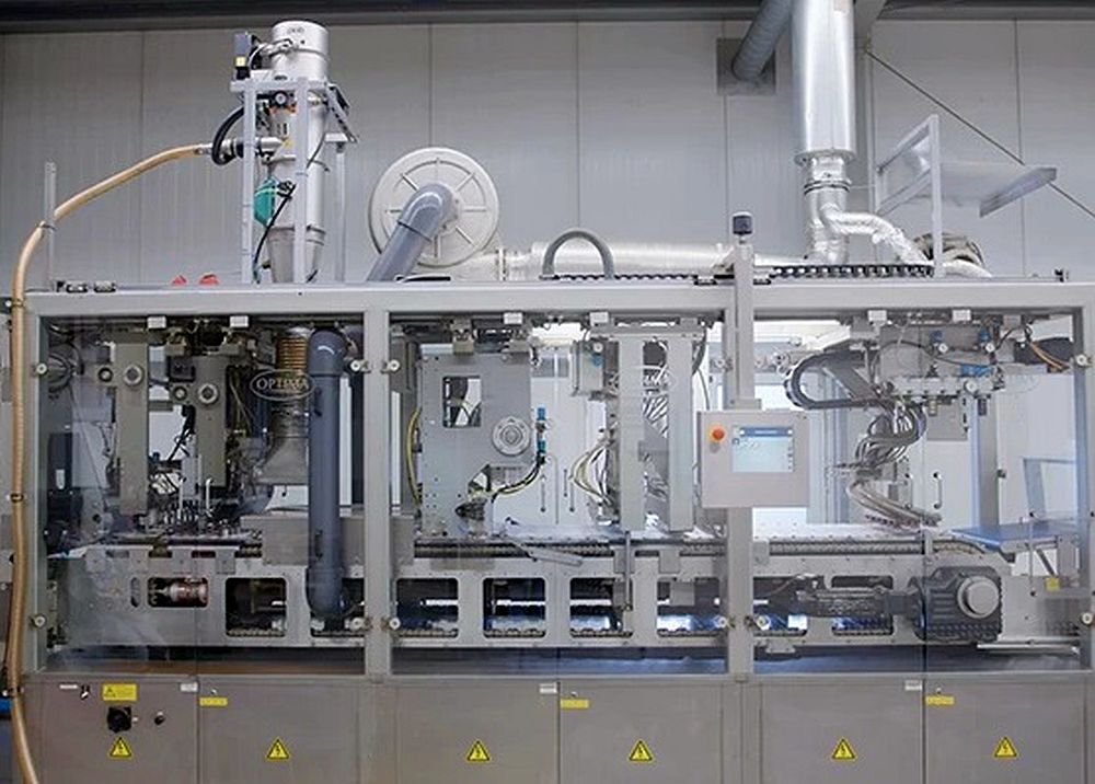 Vacuum conveyor for filling coffee capsules and pods