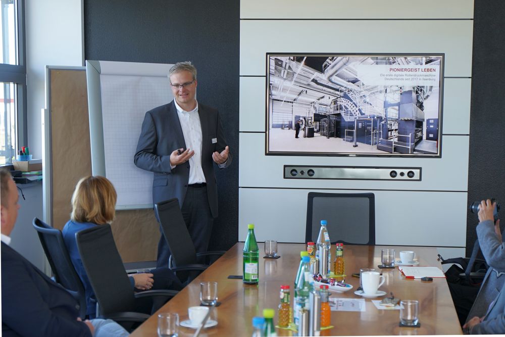 Digital printing process for corrugated cardboard industry